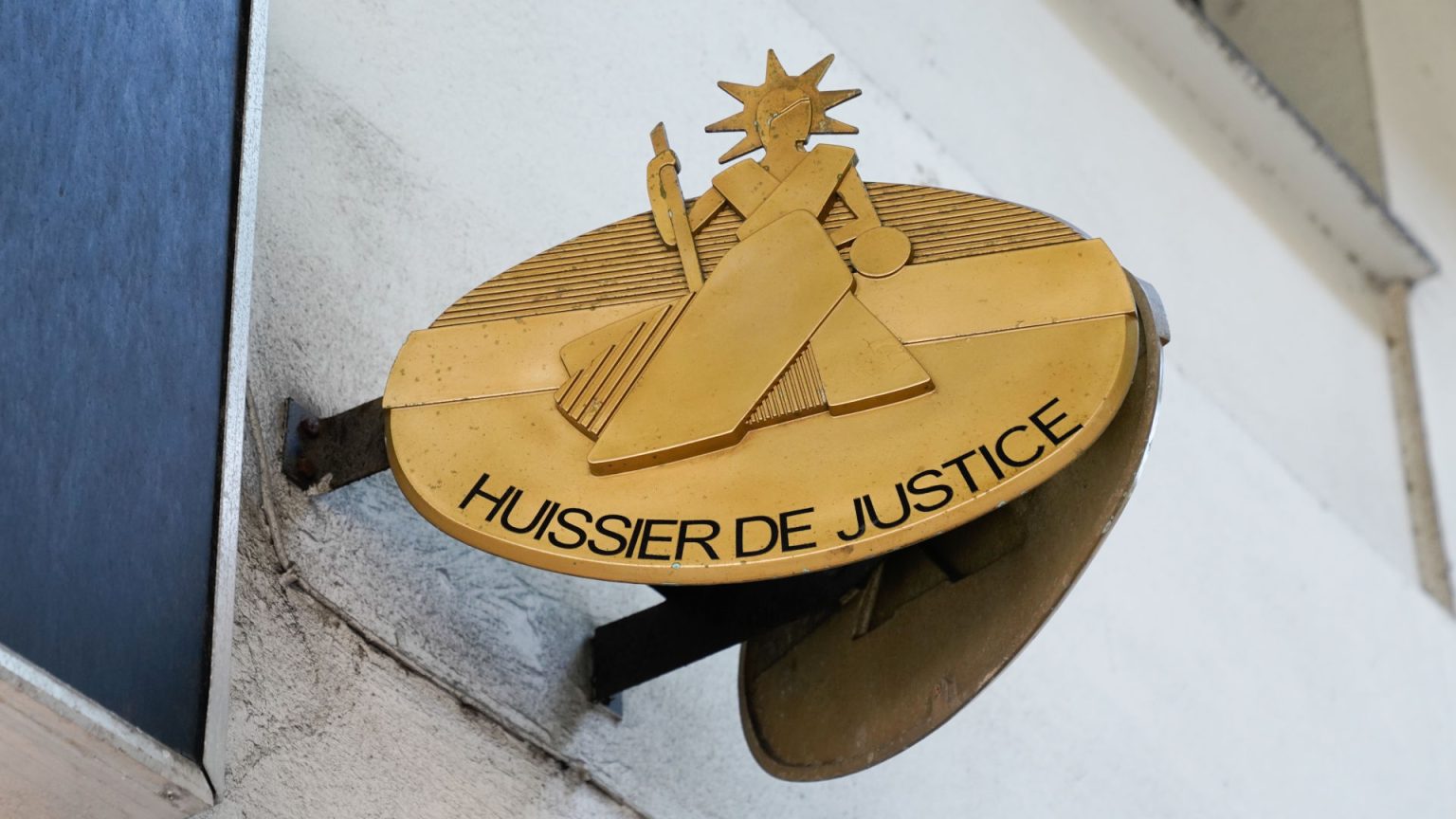 Huissiers de Justice : Pouvoirs, Limites, Abus